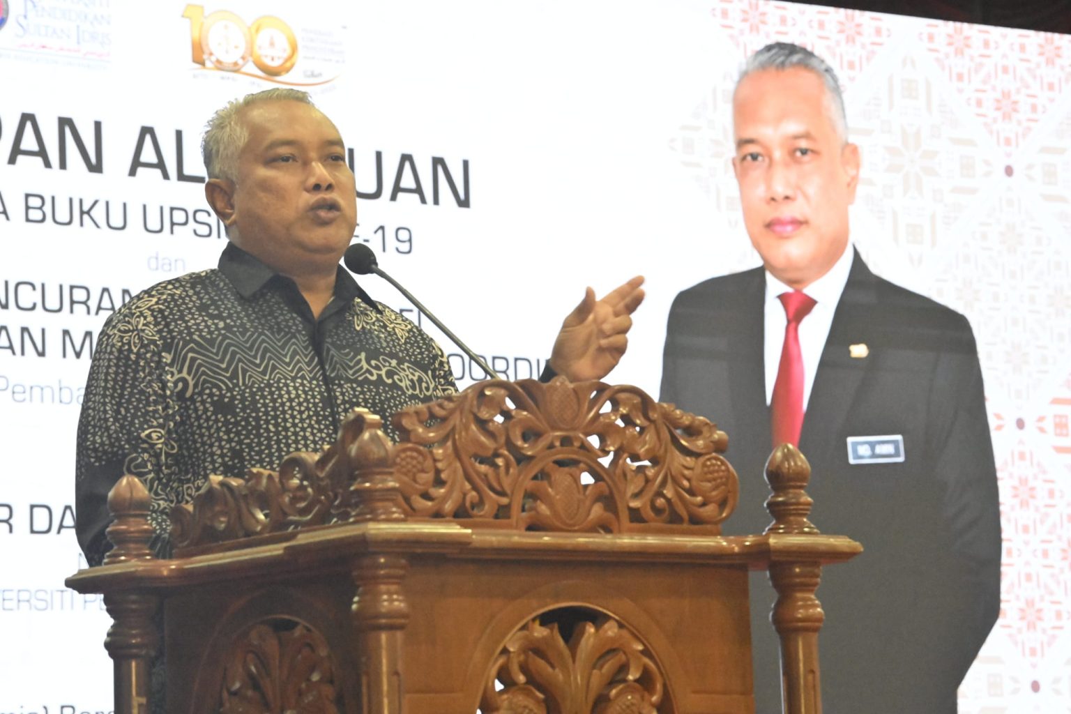 WARIS ALLAHYARHAM TAN SRI DR WAN MOHD ZAHID RAKAM PENGHARGAAN KEPADA UPSI – E-PENA